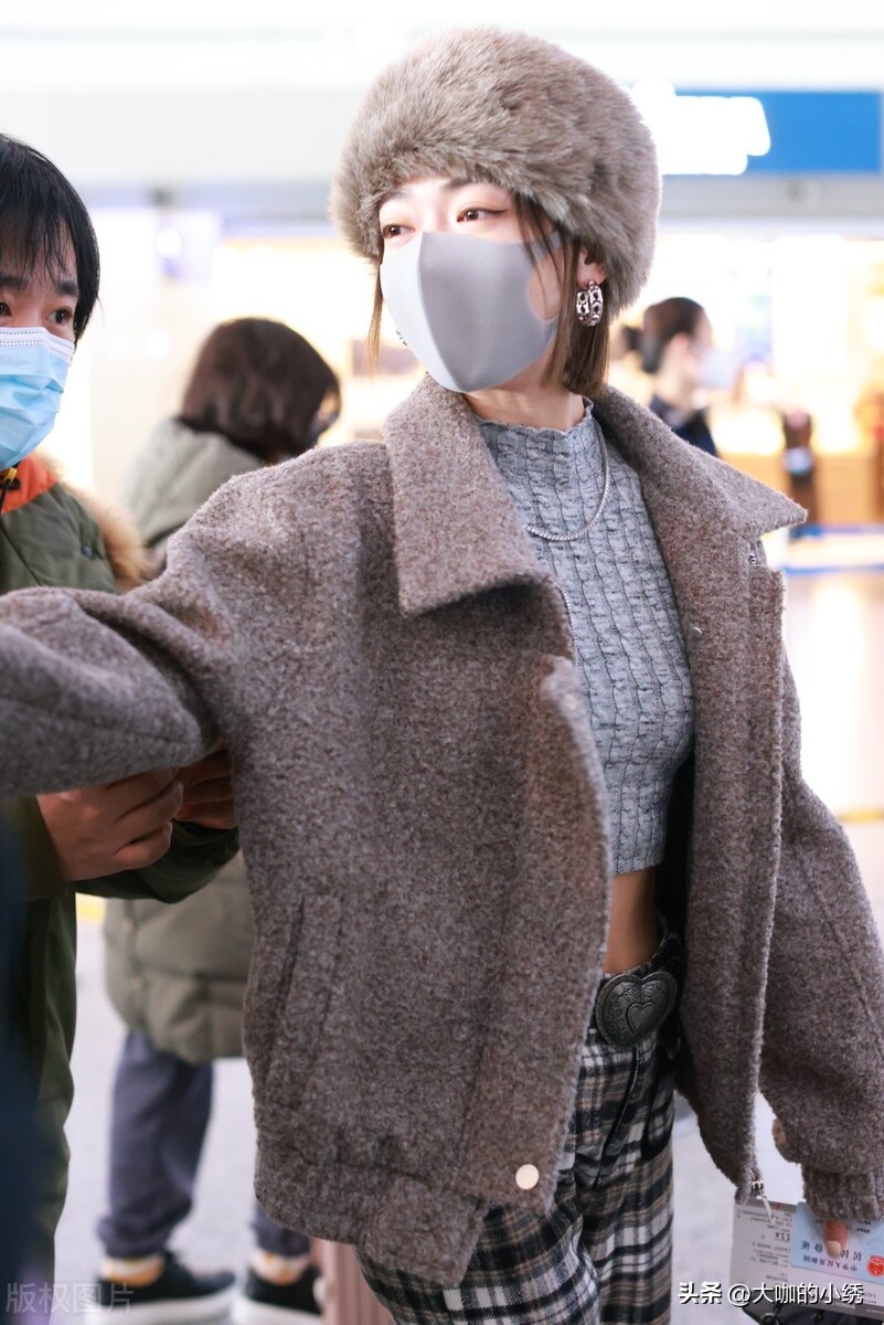Wu Jinyan appeared at Beijing Airport, wearing a simple and capable ...