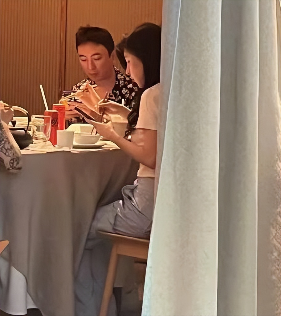 Wang Sicong was met by chance while eating, and the woman next to him ...