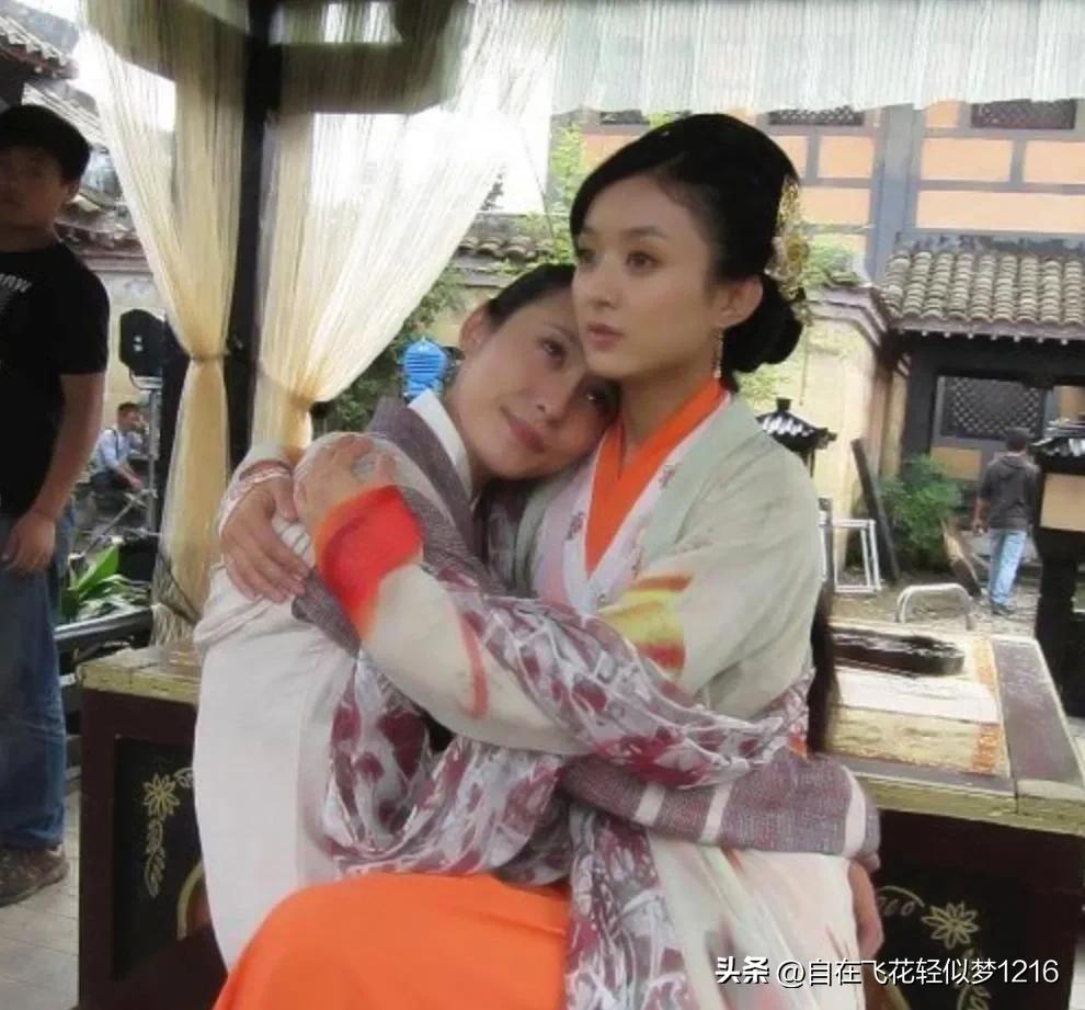 Zhao Liying and Zhou Fang traveled together in Xishuangbanna, the ...