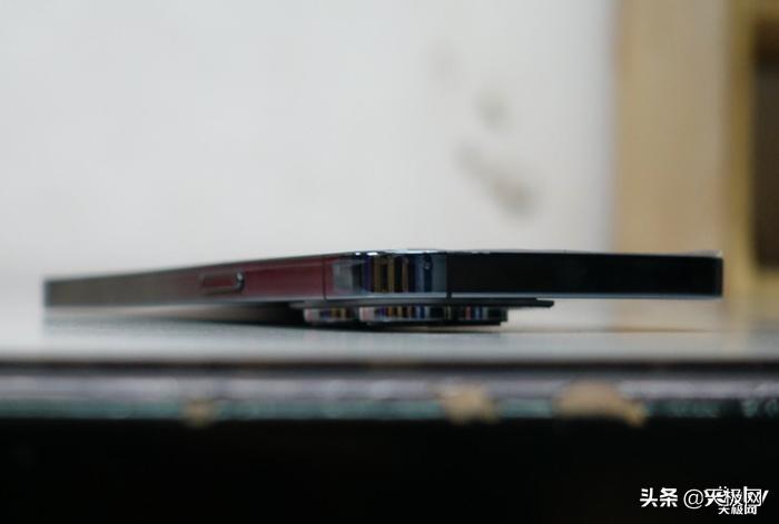 No more classic iron bangs!Exploding iPhone 15 with exclamation mark ...