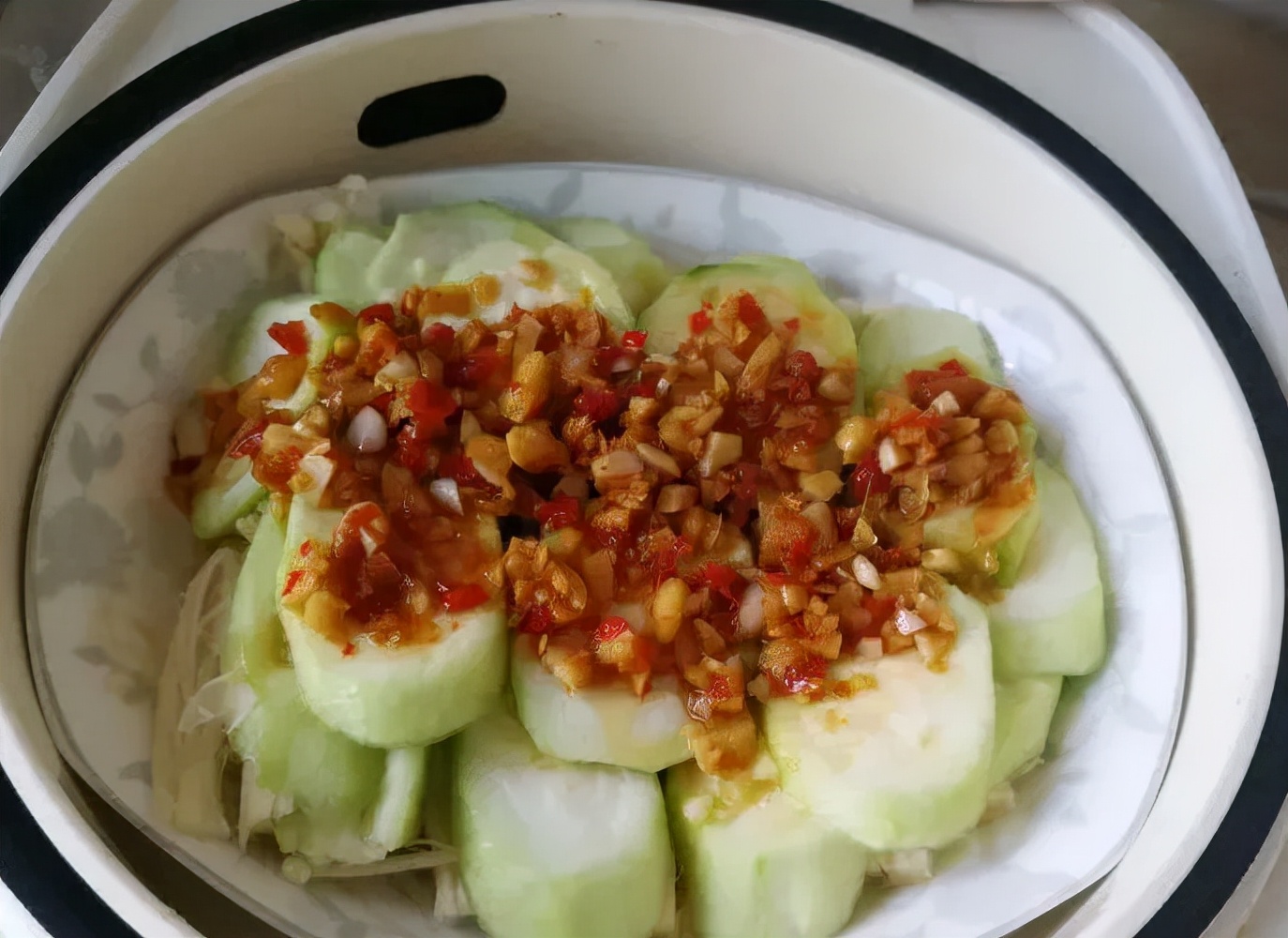 "Enoki Mushroom Steamed Loofah" is rich in garlic, tender and delicious ...