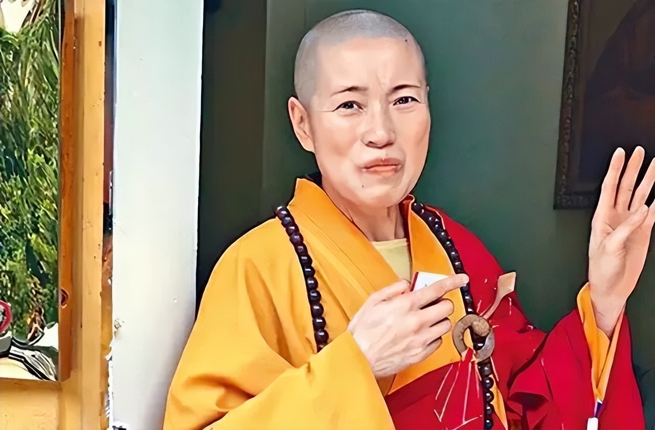 Nun Shi Zhiding: Staying in the villa at night, wearing Jiasha during the day, loving black ...