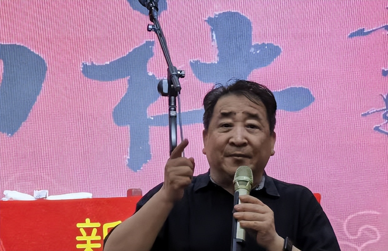 72-year-old Jiang Kun is old and strong, with less white hair, showing ...