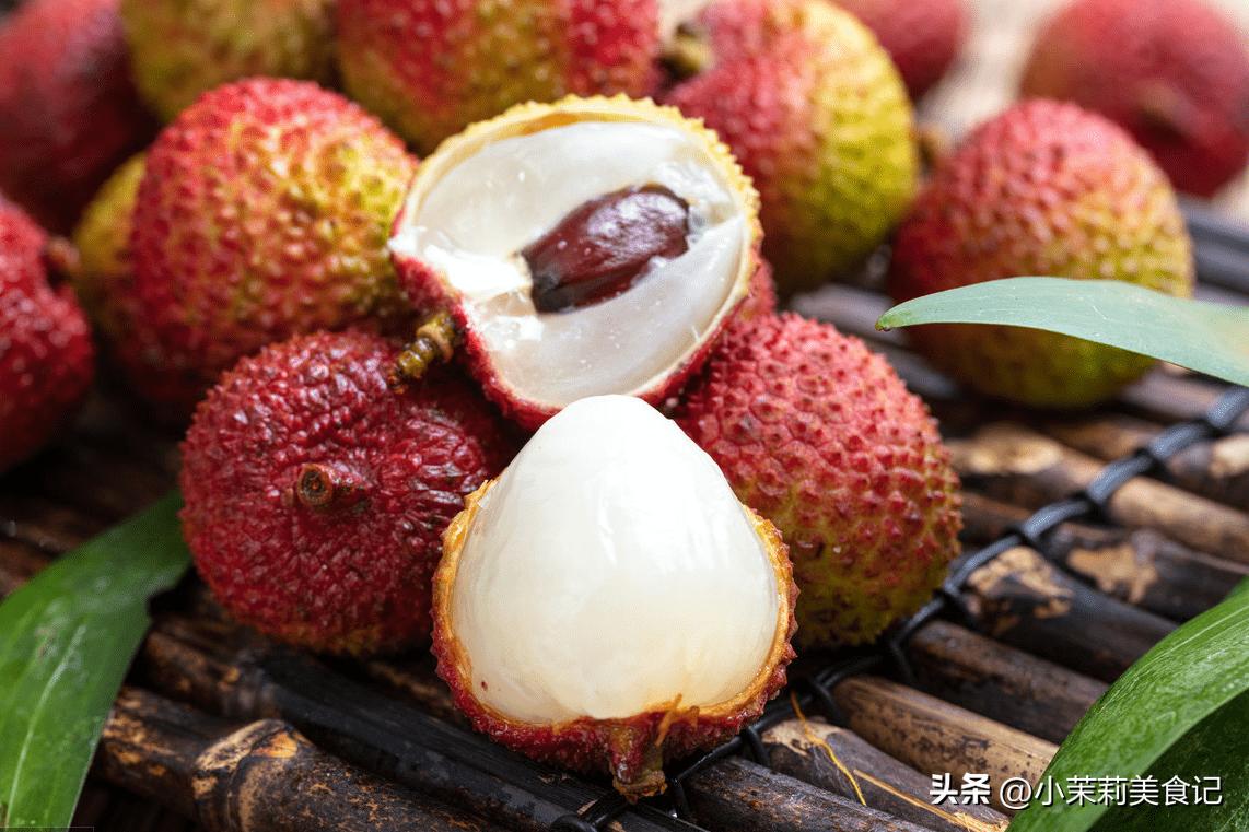 Eating lychees in summer is very particular. The old man said, "If you ...