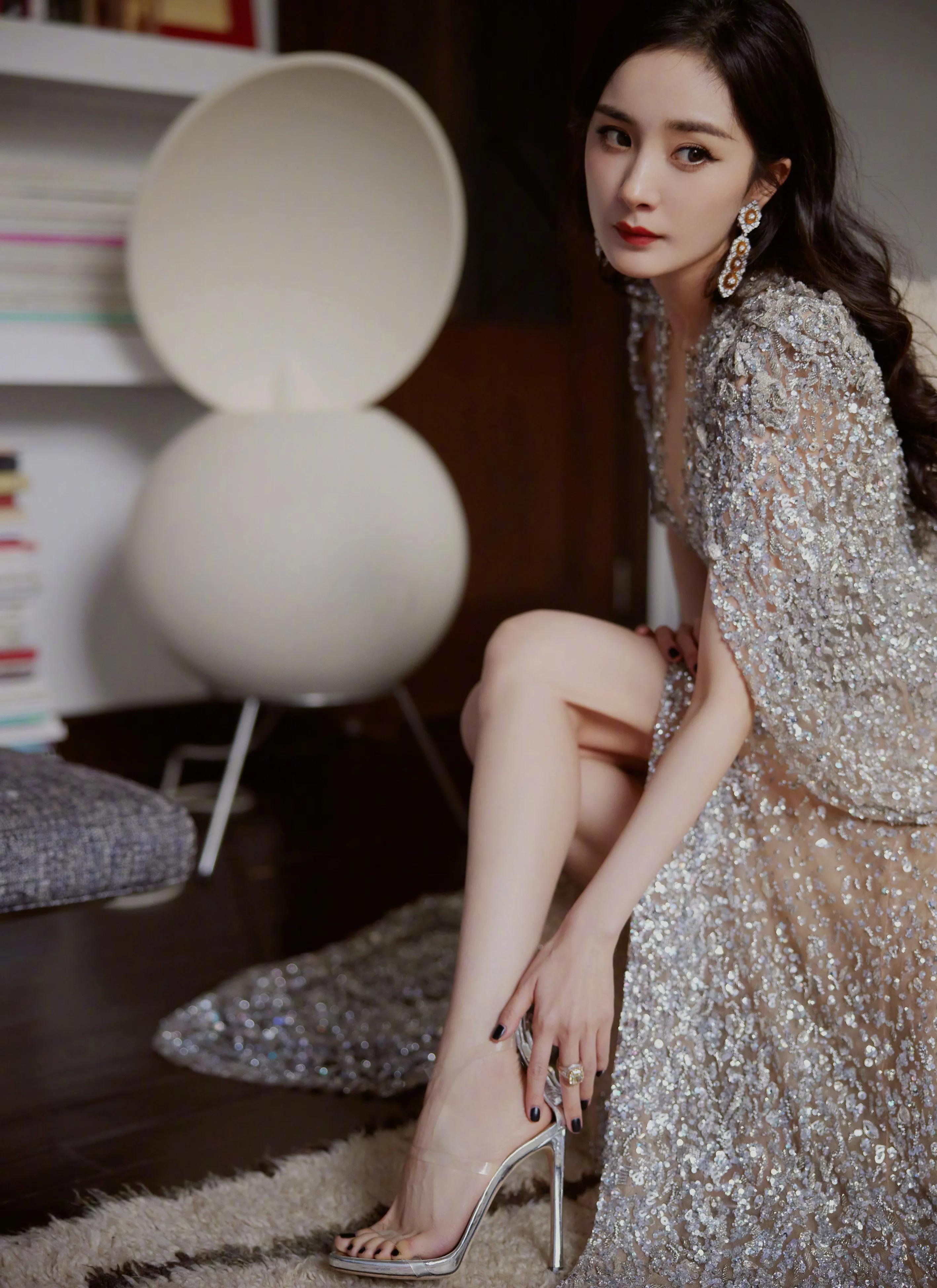 Yang Mi's beautiful feet and long legs smiled openly - iNEWS