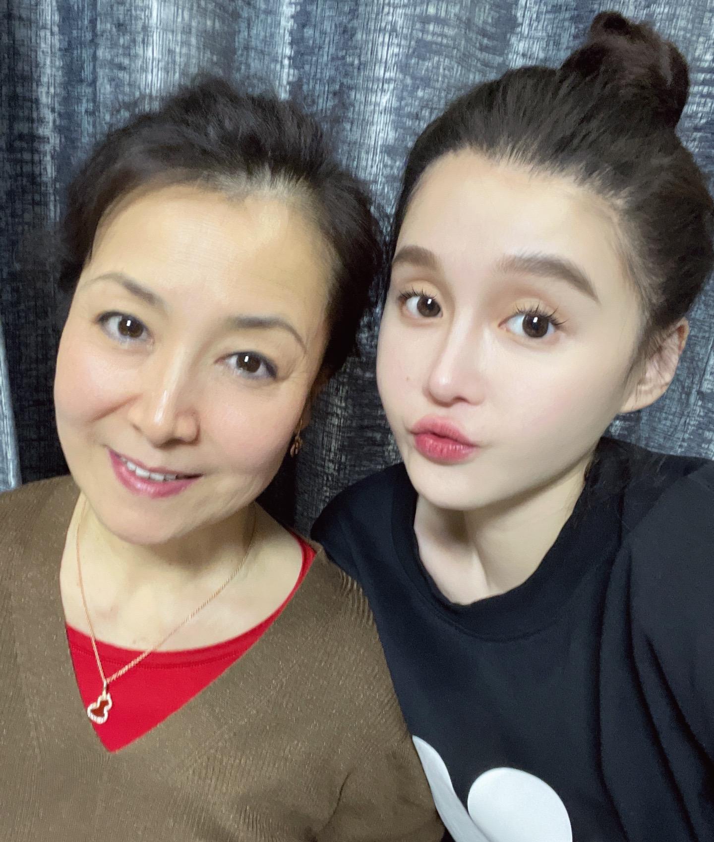 Zhao Benshan's New Year's family portrait was exposed, his wife Ma ...