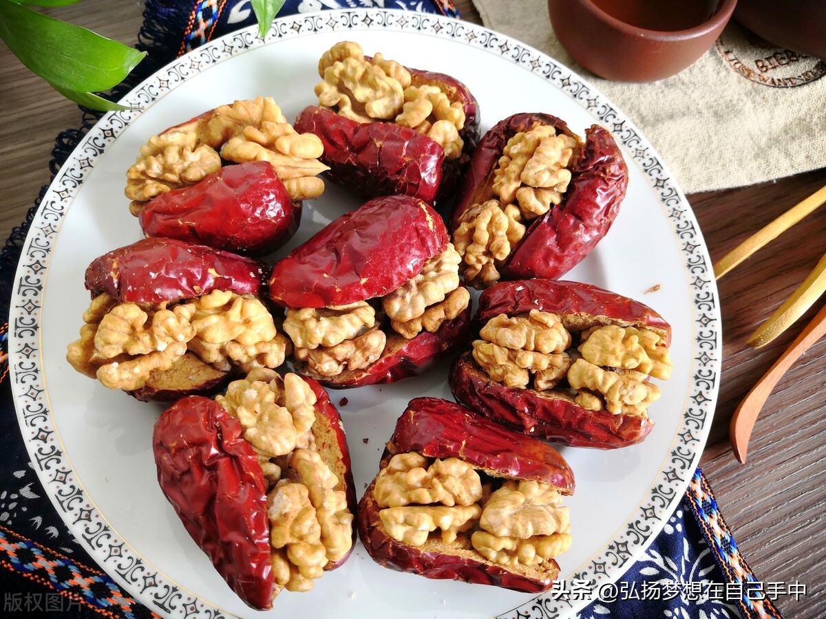 Red dates with walnuts are delicious and delicious, one of the ...