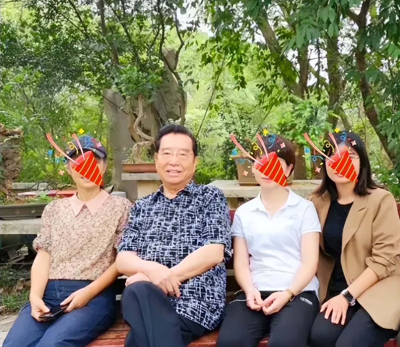 84-year-old Li Shuangjiang travels with his son, his attitude is ...