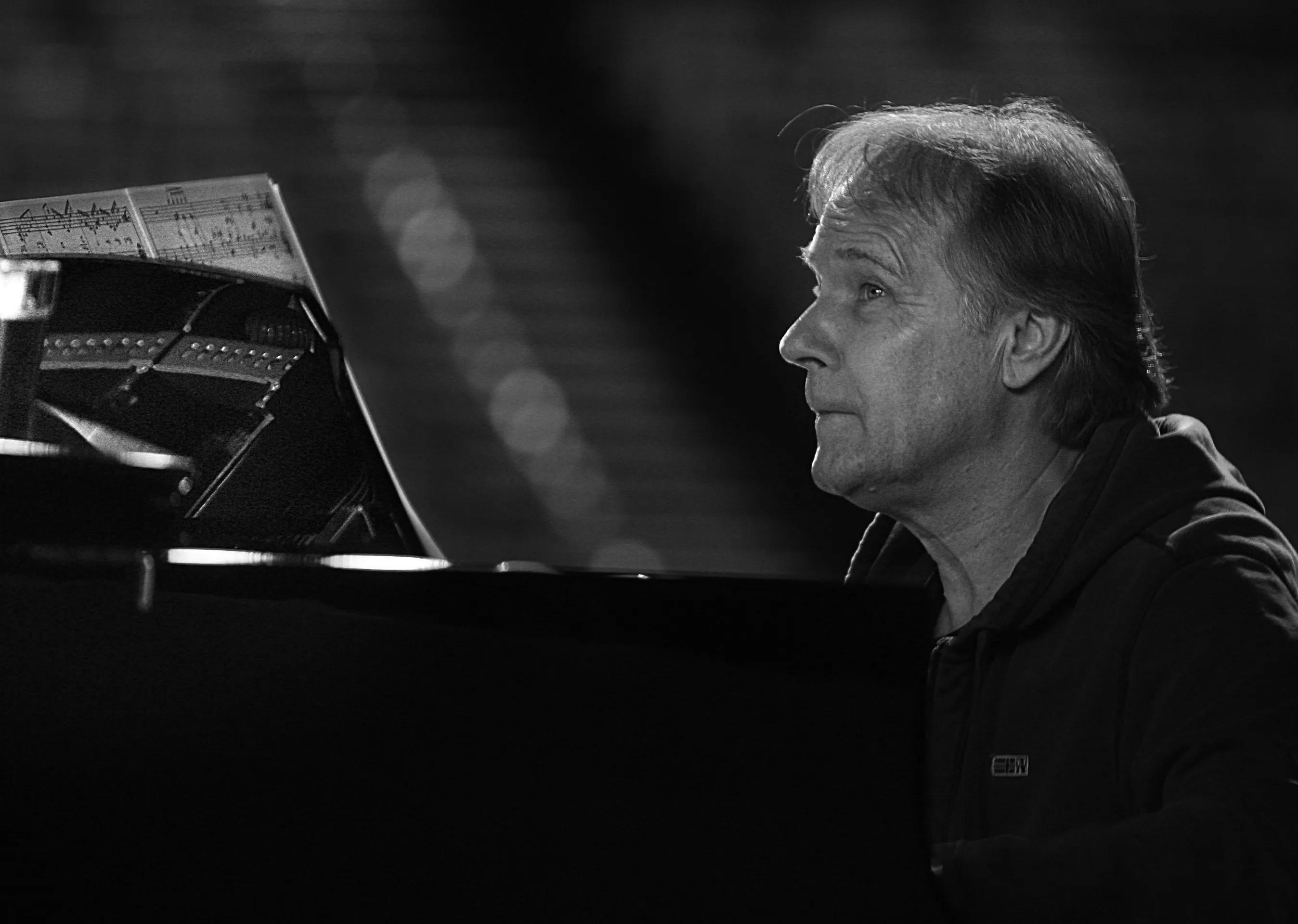 Feel the passion and dreams of Richard Clayderman - iNEWS