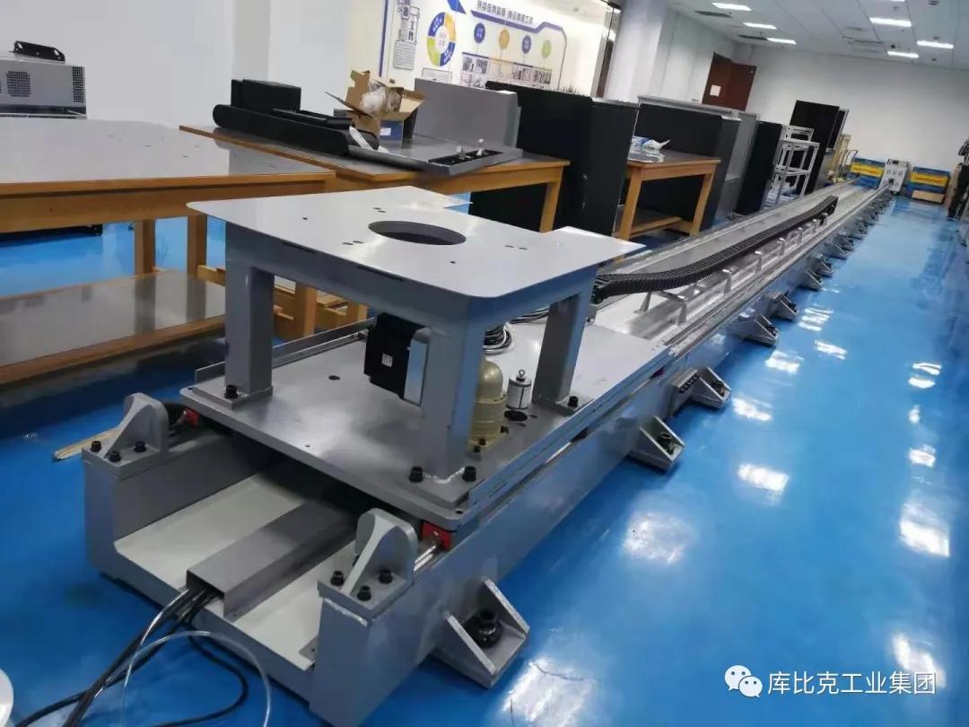 How does the robot's walking axis drive the robot to work at different ...