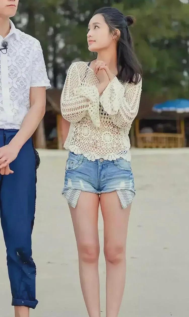 Li Qin and Wei Daxun interacted intimately on the beach, netizens: The ...