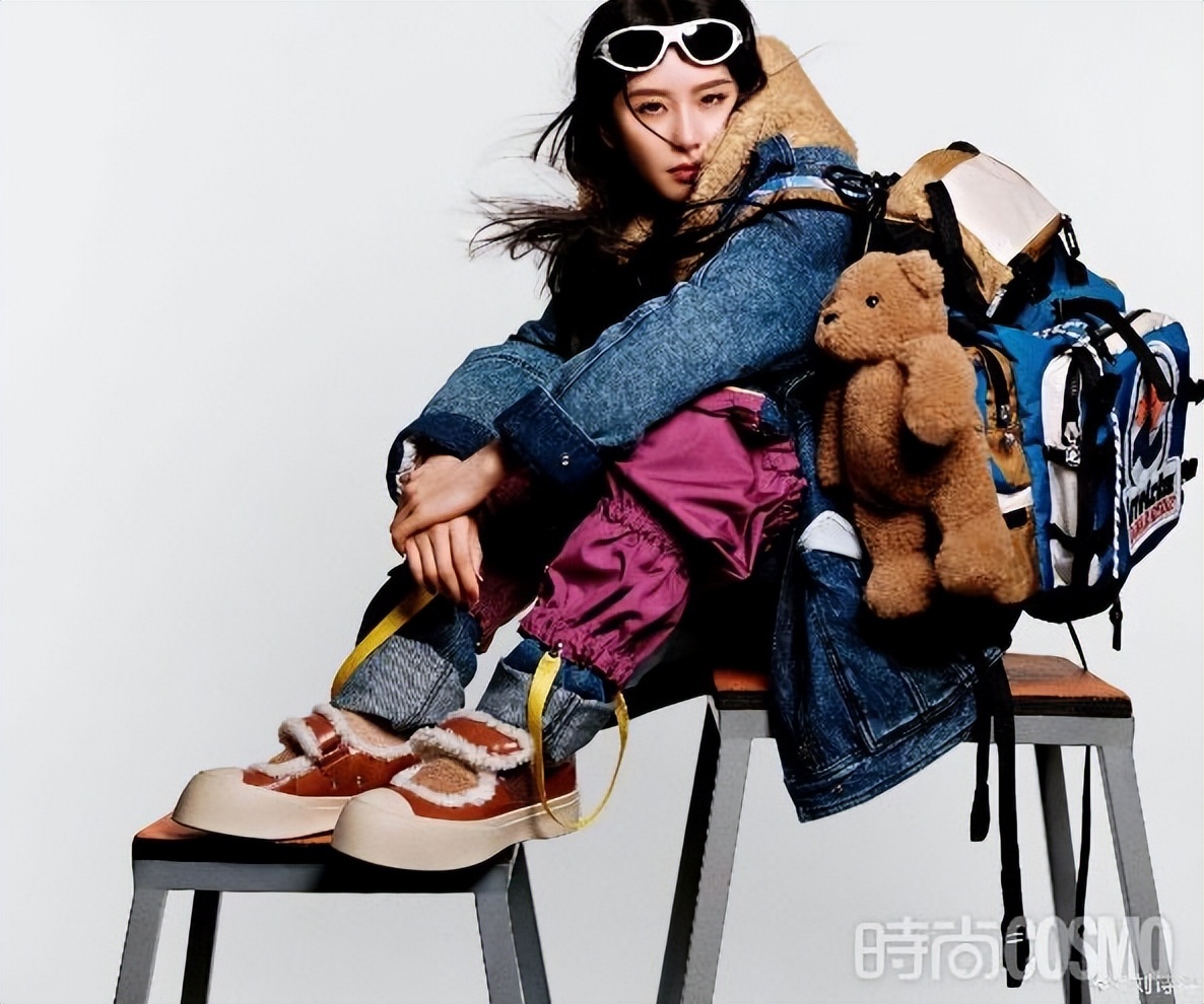 Liu Shishi's autumn fashion cover, simple yet elegant, shows the ...