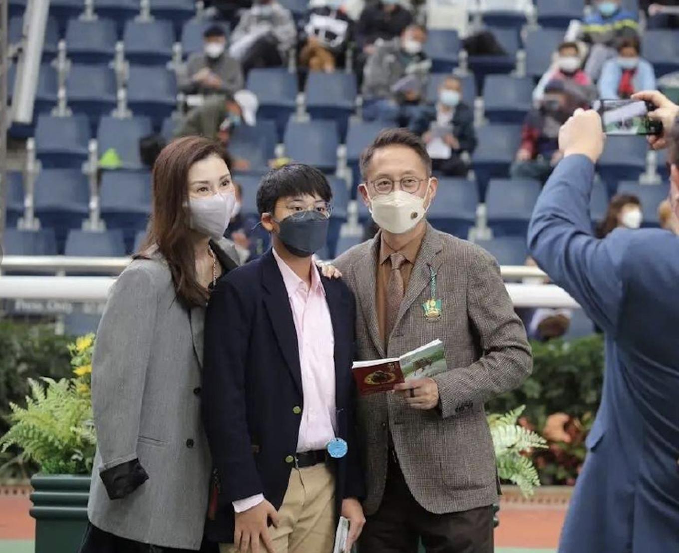Li Jiaxin's family went to Europe to travel. The 12-year-old son was ...