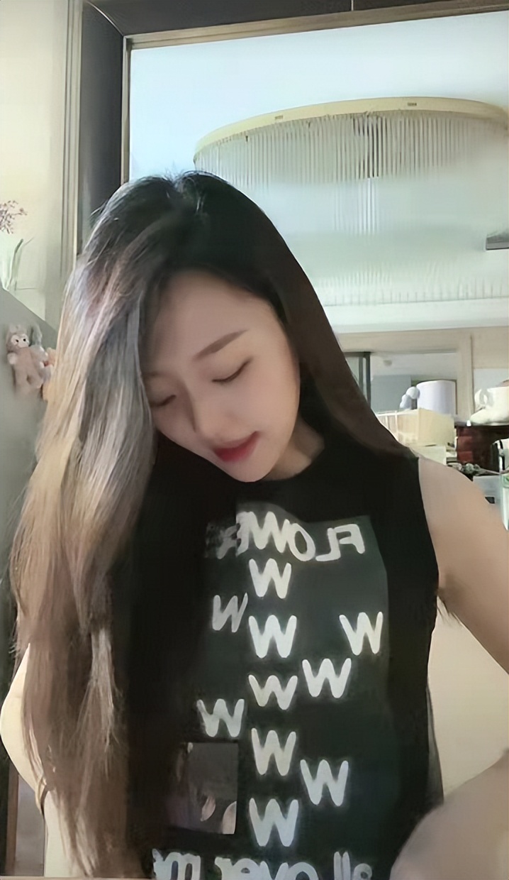 Yan Xuejing's 27-year-old daughter-in-law raises a baby in the mansion ...