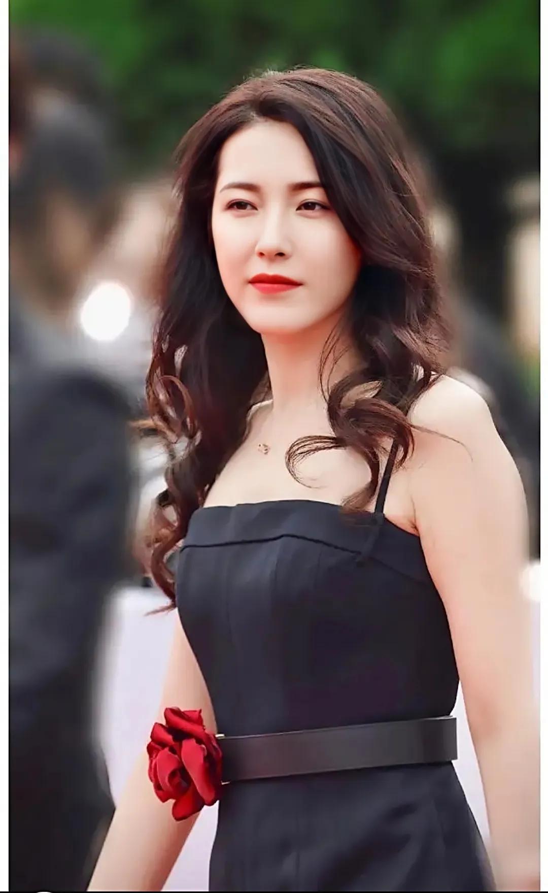 Zeng Li's elegant temperament photo - iNEWS