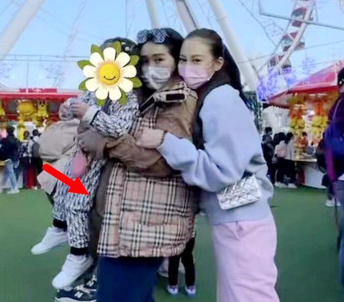 He Chaoying takes her baby out on a trip, stepping on hate Tiangao ...