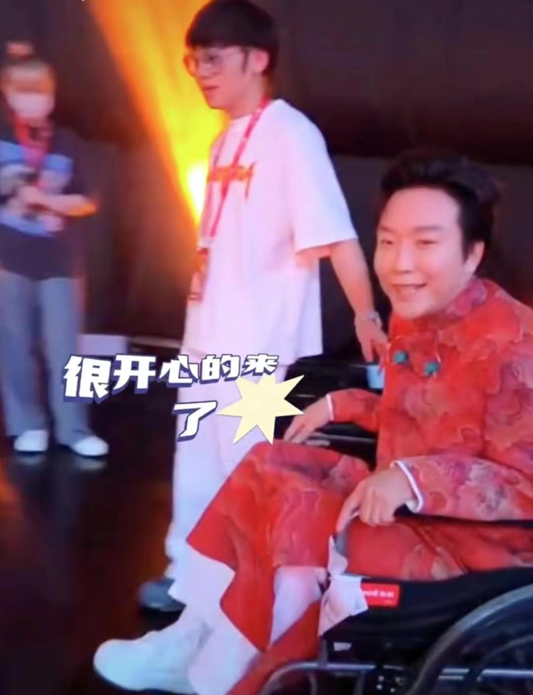 Li Yugang was in a wheelchair to record the show, wearing a red Tang ...