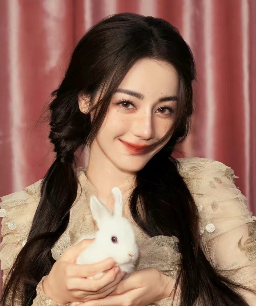 Star Rabbit blockbuster starts: Di Lieba holds the Jade Rabbit in his ...