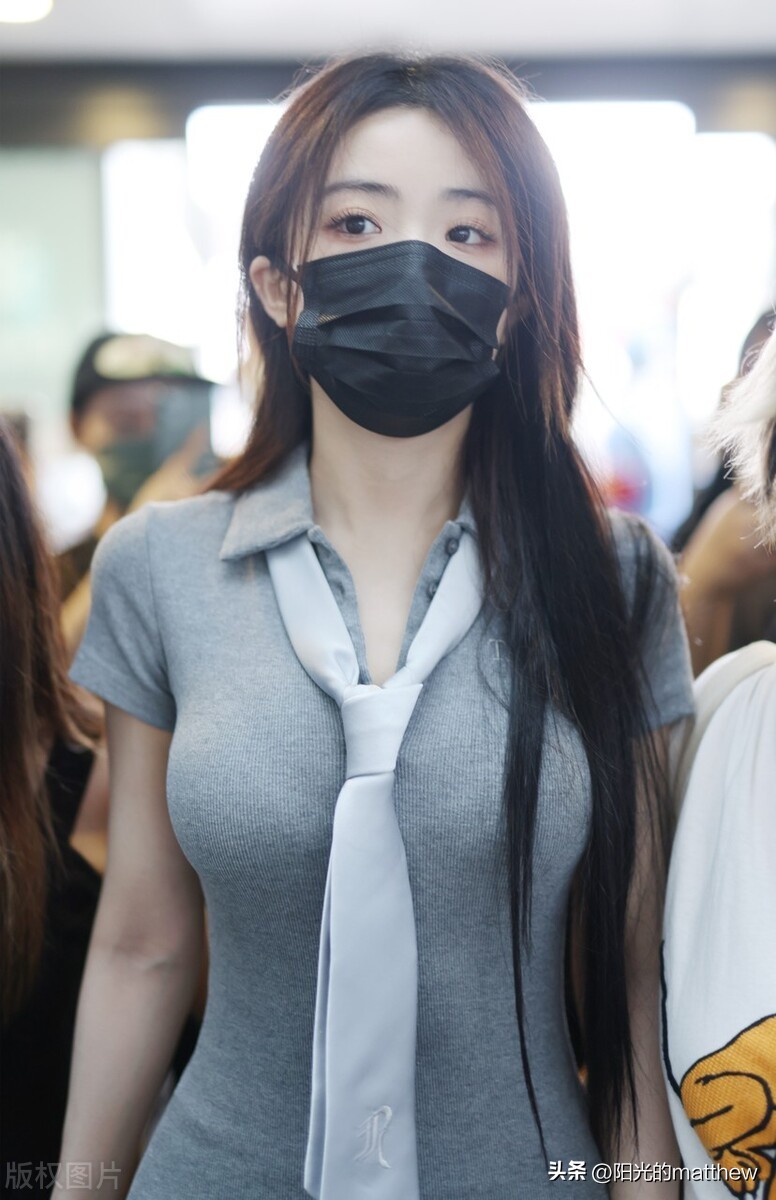 Street shooting: Yu Yan's long hair and shawl is dignified and ...