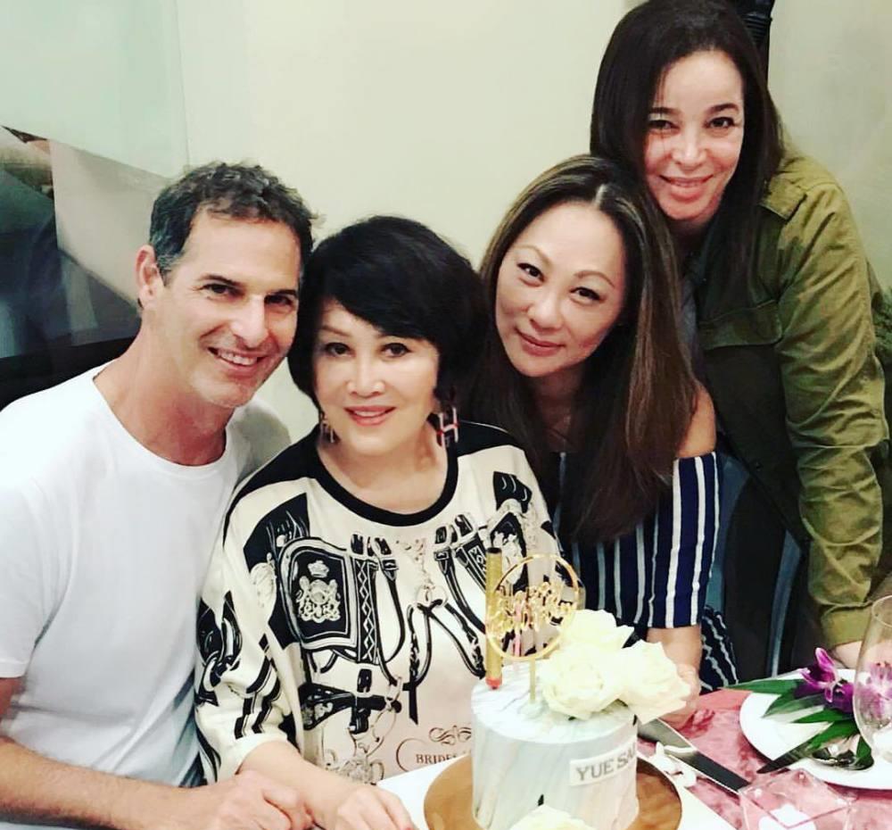 73-year-old Jin Yuxi made her relationship public, showing her ...