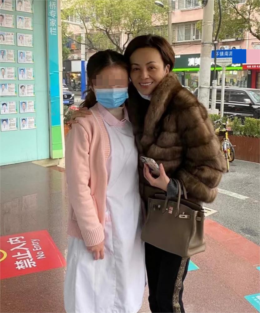 52-year-old Wang Lin was asked for a photo by fans!Wearing mink fur ...