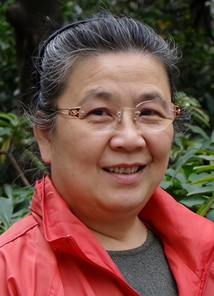 This night in Xi'an, 67-year-old Luo Jingmin taught the entertainment ...