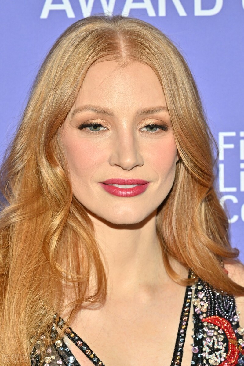 "Model Sister" Jessica Chastain appeared at the 48th Chaplin Awards ...