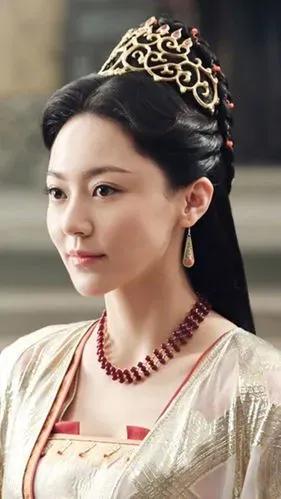 On the eve of New Year's Eve, Yang Mi and Huang Mengying left Jiaxing ...