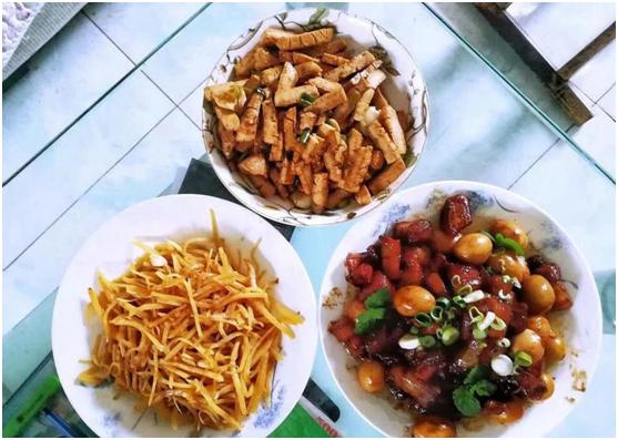 A Hunan family went to the Northeast for fun. The three of them ordered ...