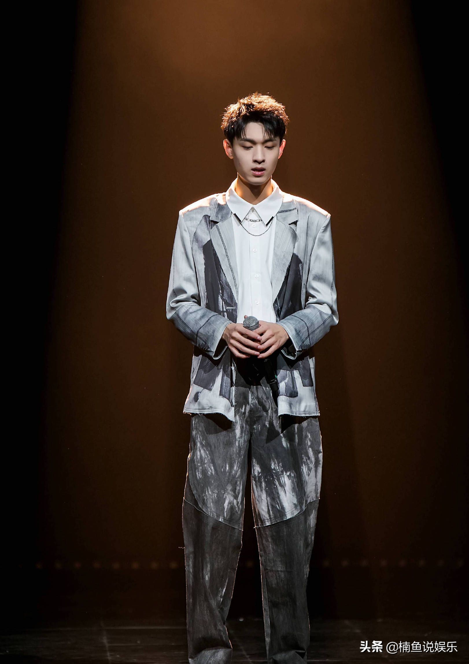 Qin Xiaoxian is handsome again!Tianjin Satellite TV's cross talk Spring ...