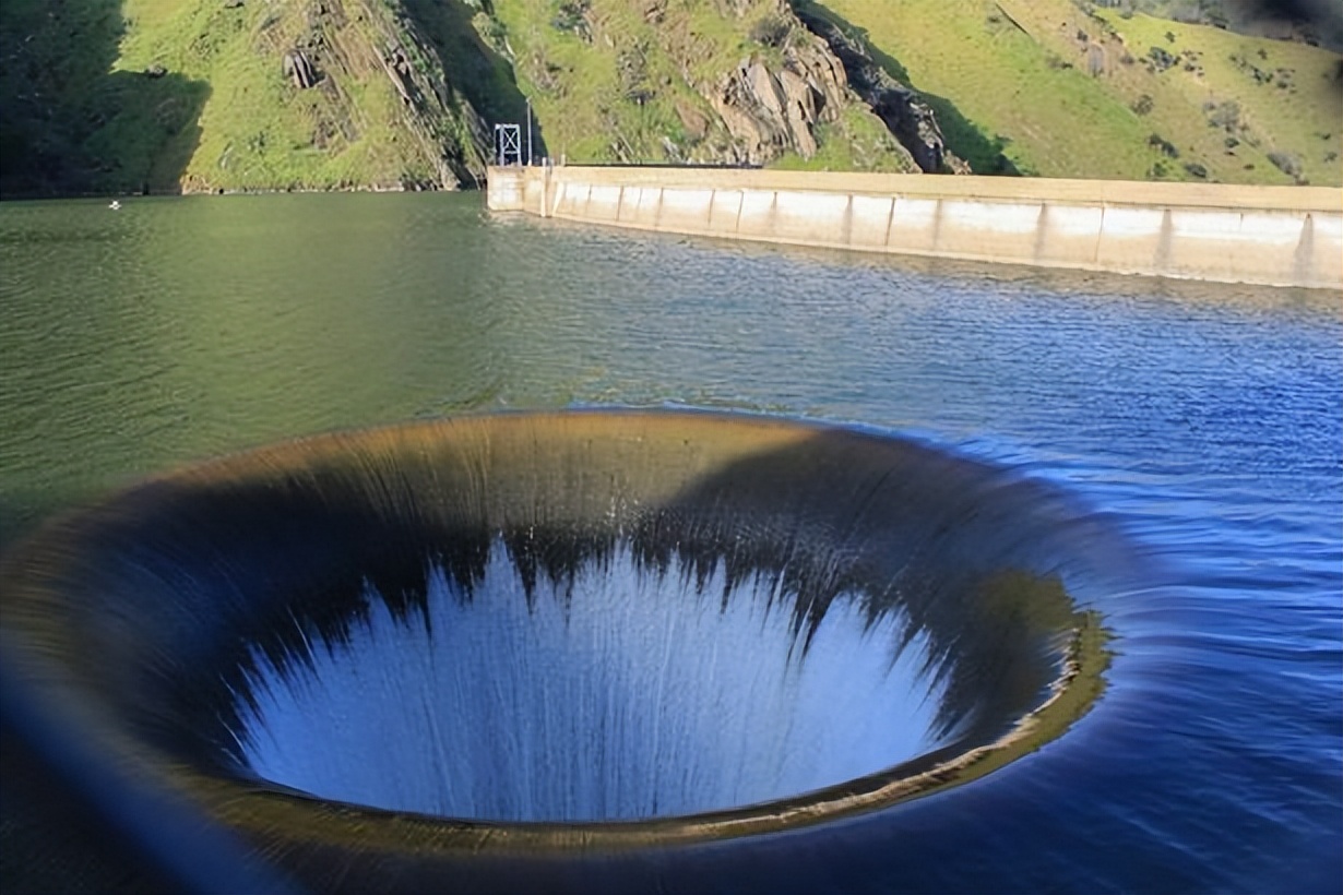 The largest drainage hole in the world, with a diameter of 22 meters ...