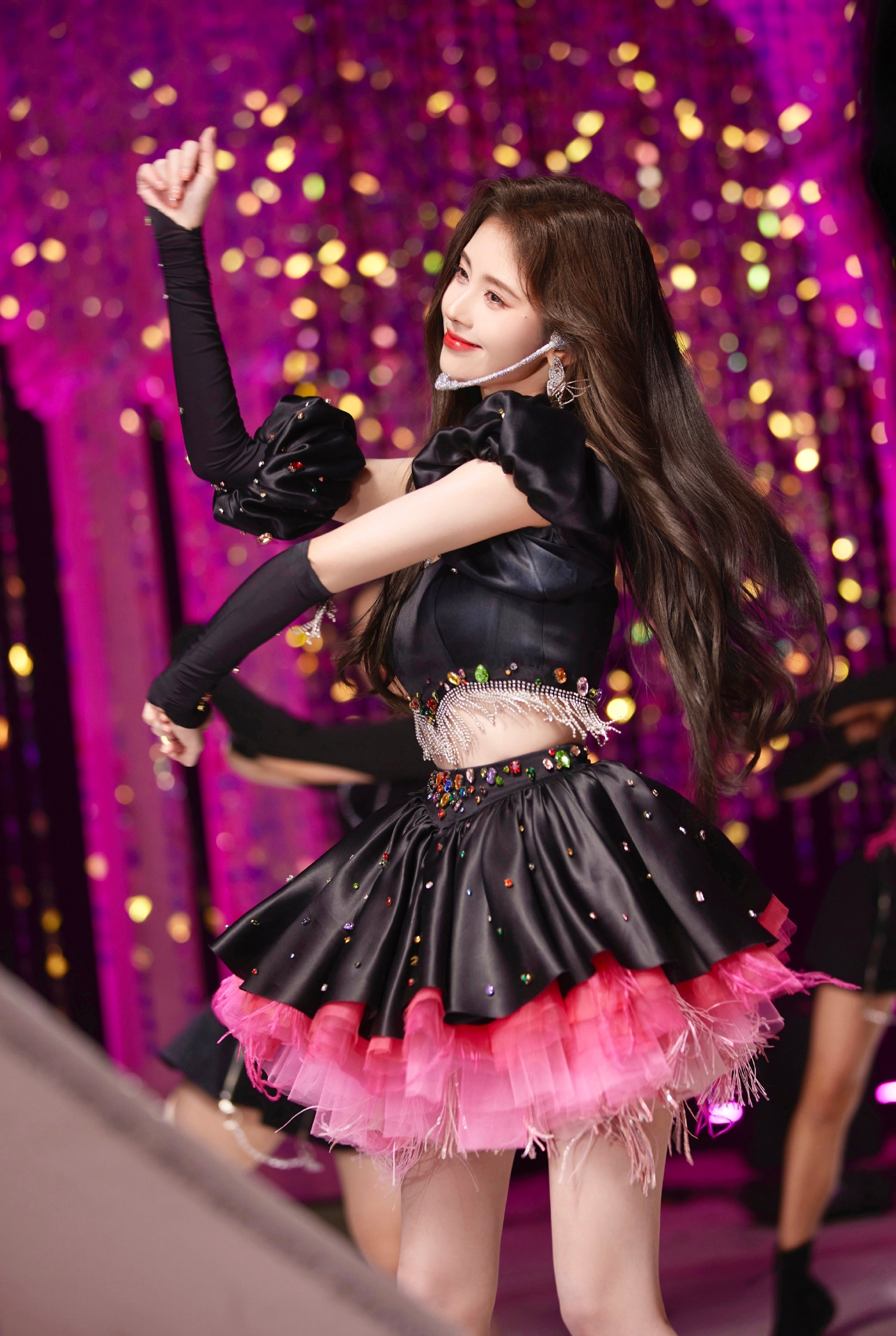 Ju Jingyi: The shining figure under the spotlight, the graceful dance ...