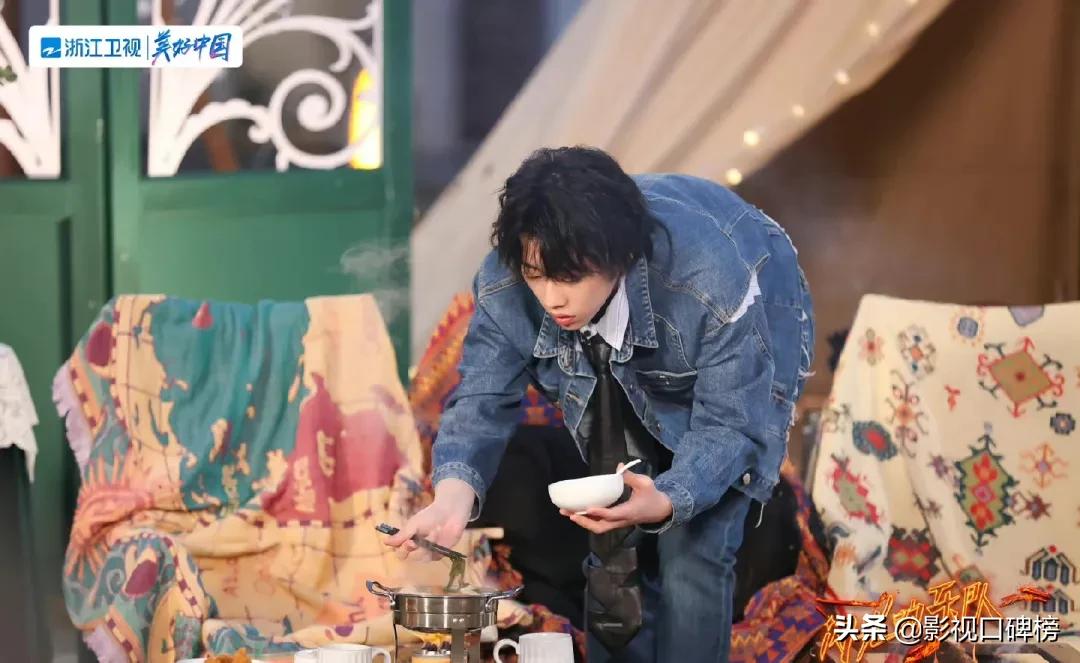 "The Glitter Band" gathers powerful musicians, and the performance of ...