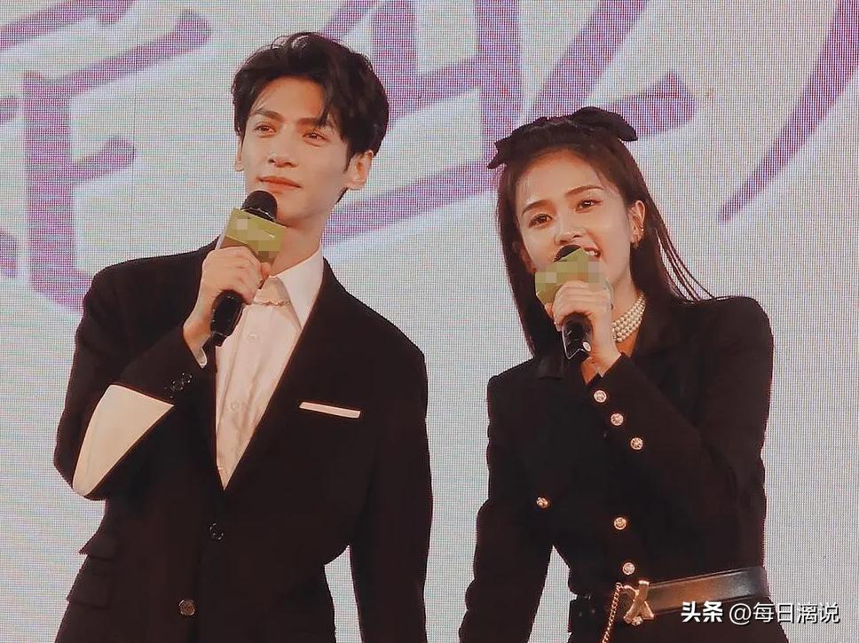 Bailu pulls Zhang Linghe's wrist, and eats a slice of orange with Luo Yunxi. Netizen: Can you ...