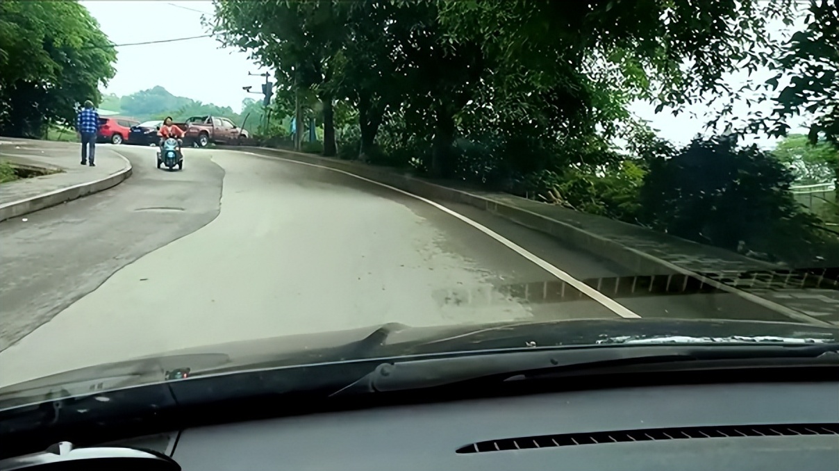 The driving scene that is easy to misjudge when following the car, the ...