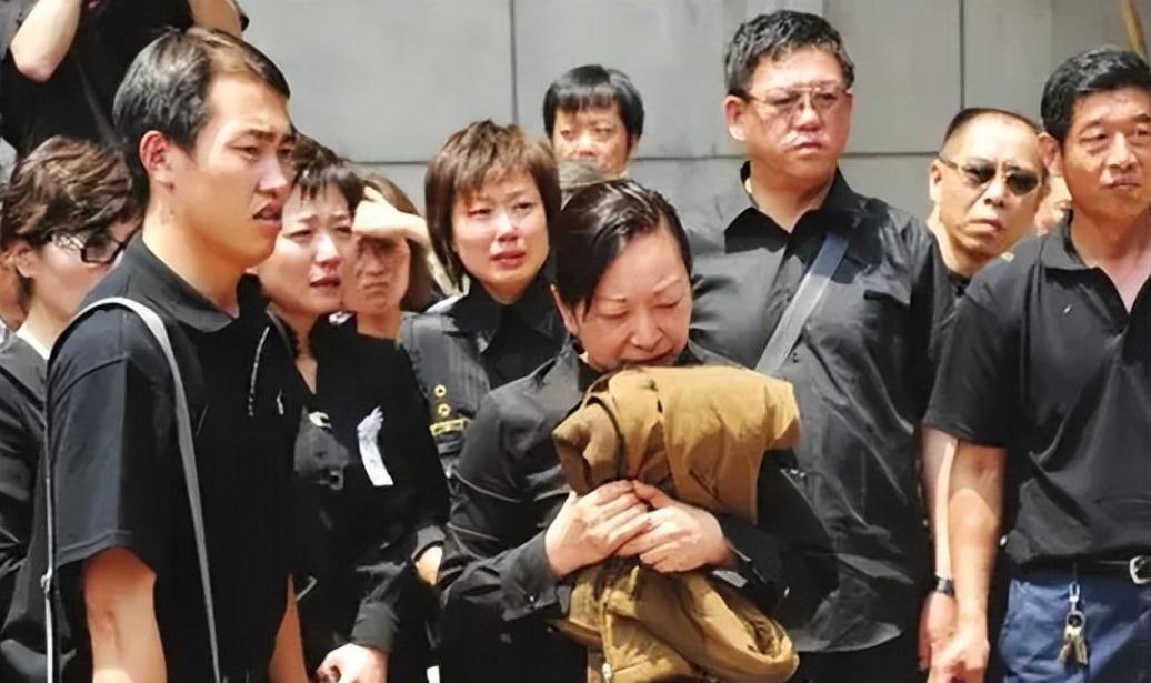 Luo Jing's widow Liu Jihong cried at her husband Luo Jing's funeral ...