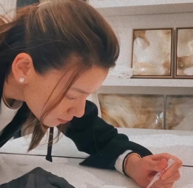 sweet family! Zhu Lingling's daughter-in-law is still beautiful after ...