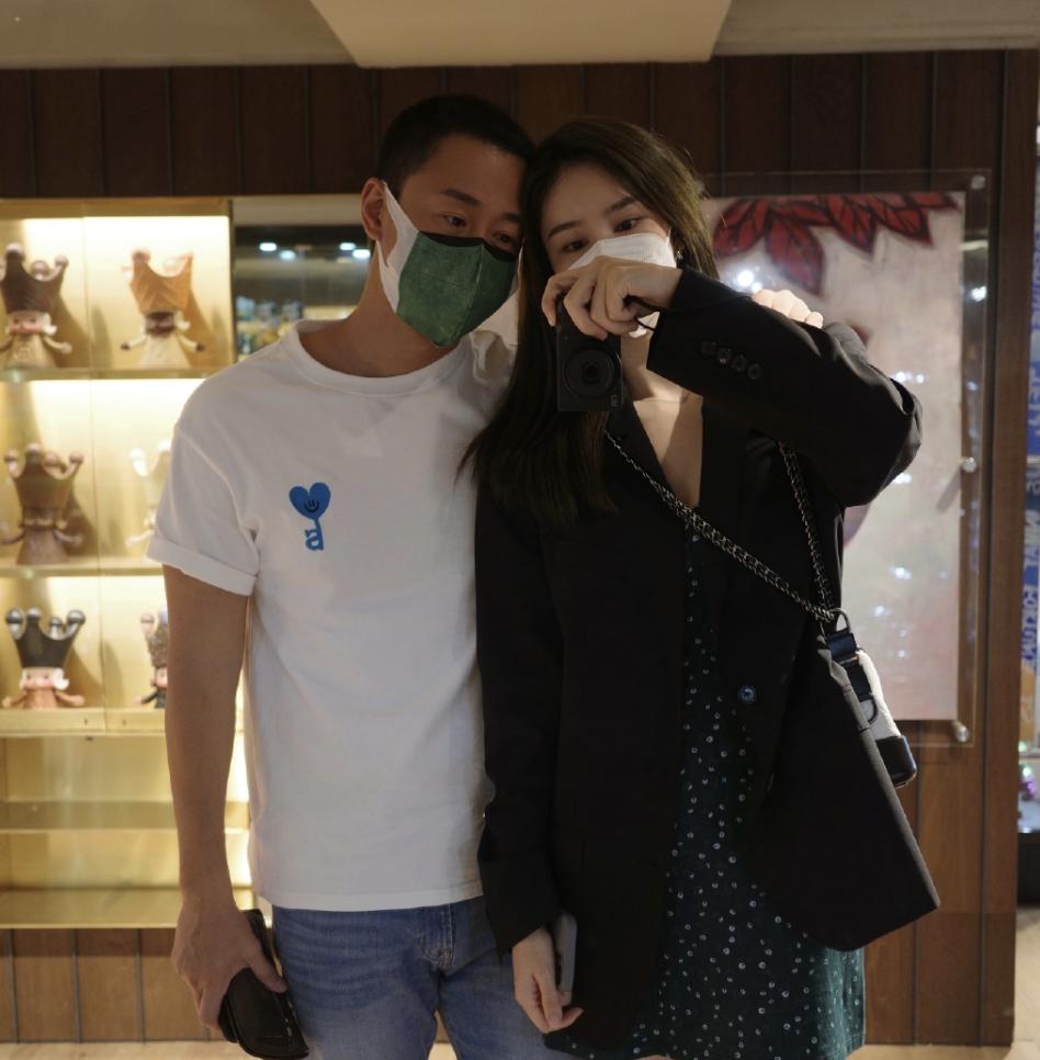Lin Feng went shopping with Zhang Xinyue, hugged his wife's shoulders ...