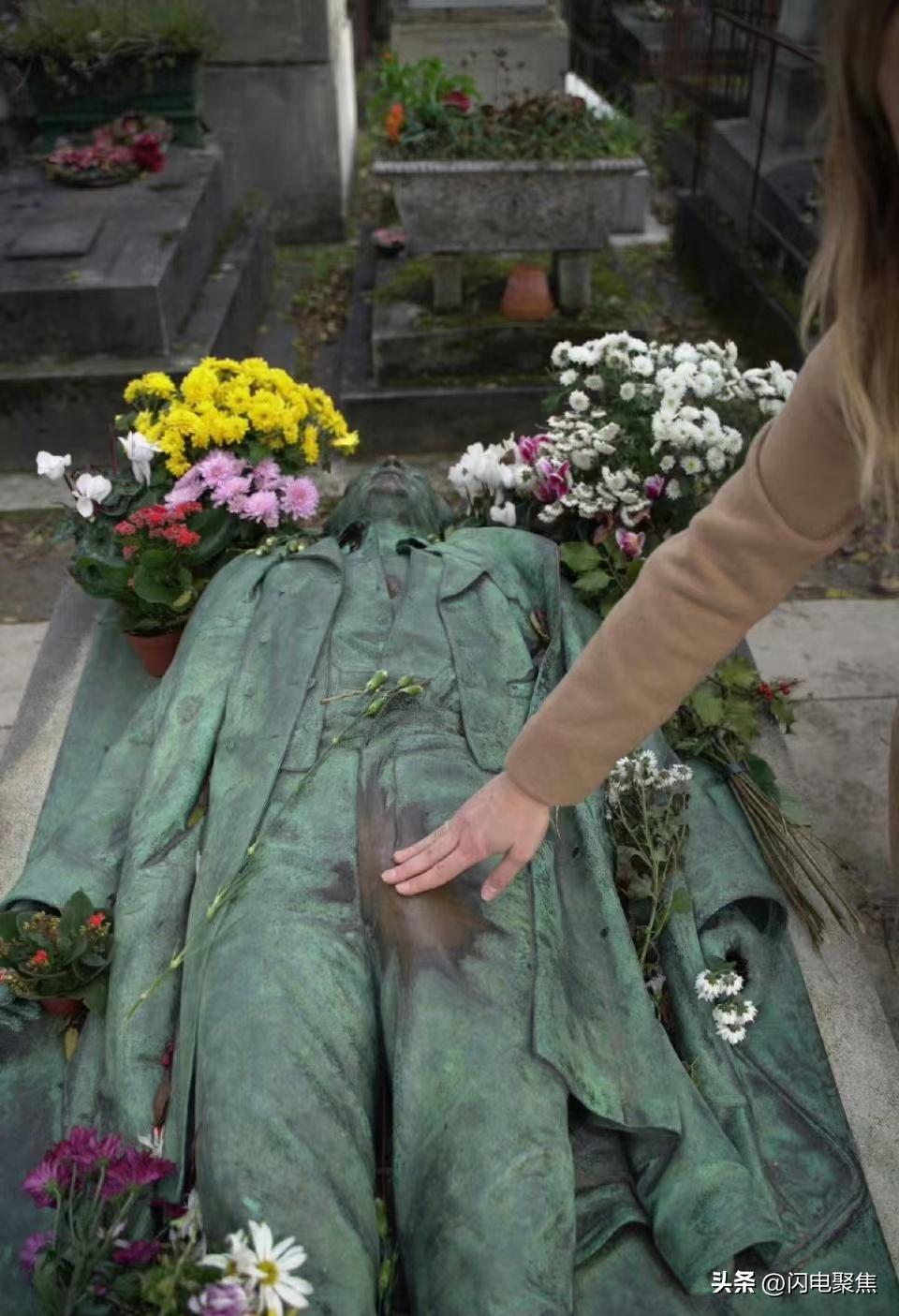 The outrageous ceremony. The sculpture on the tomb of the foreigner is ...