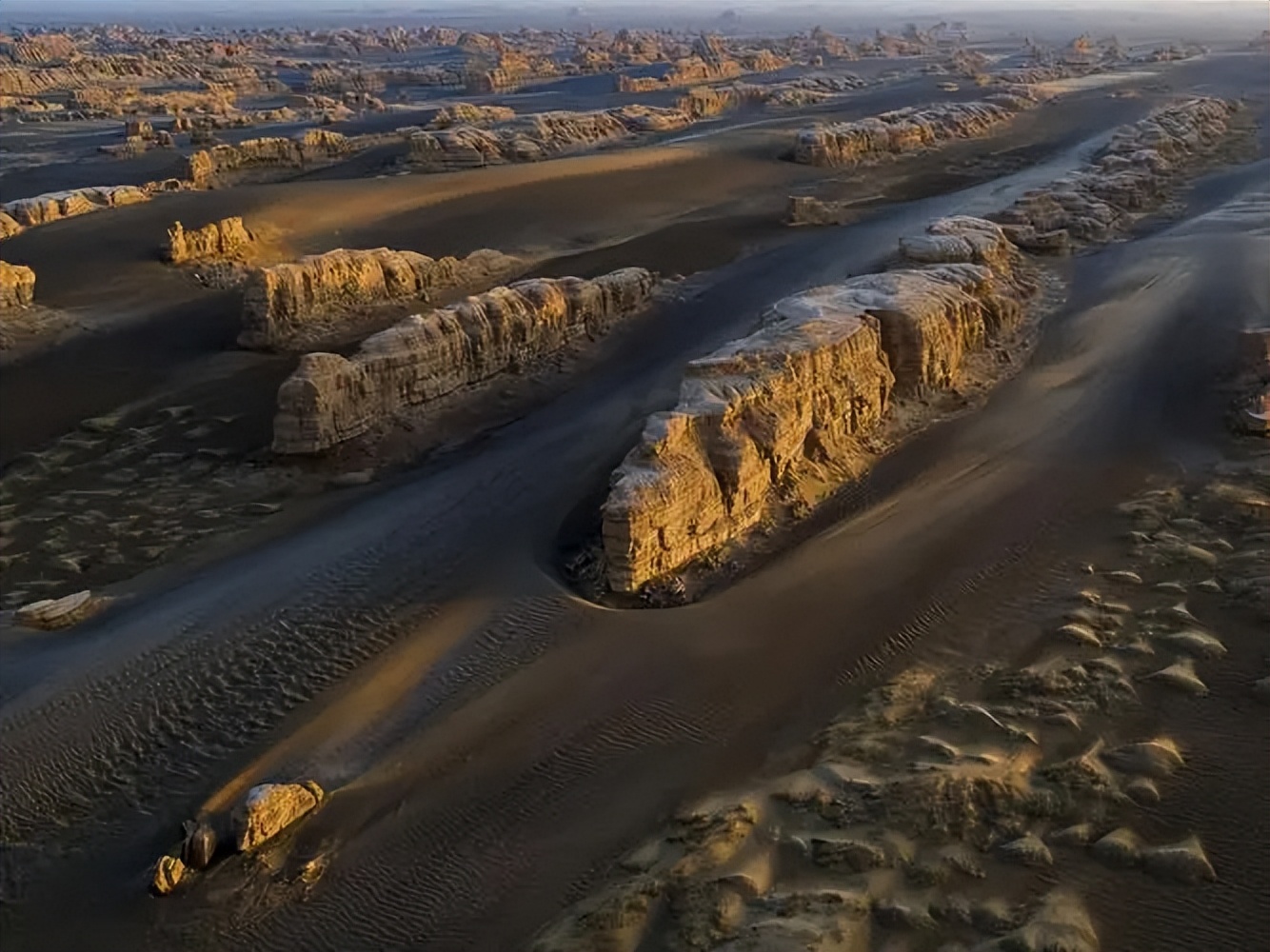 China's "sea of death" to revive?The water area on the satellite photos ...