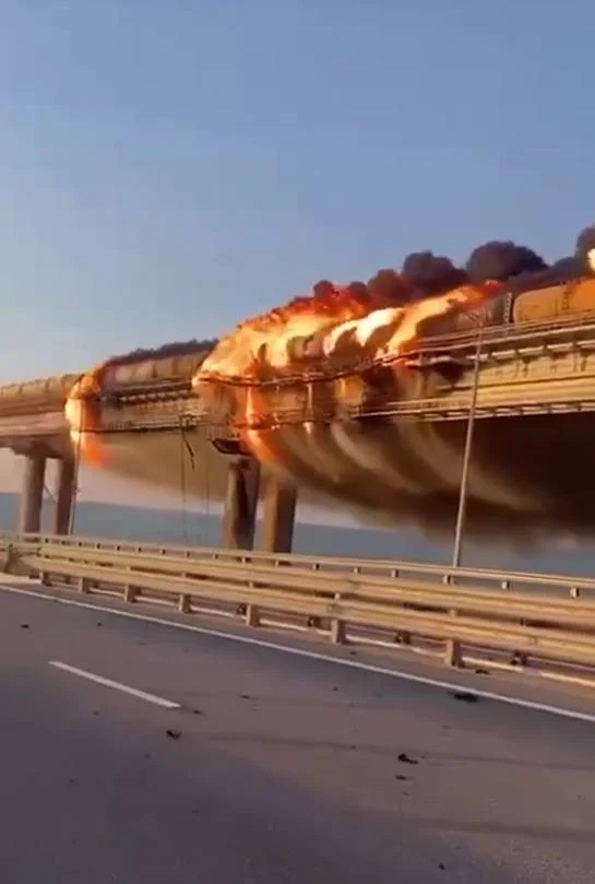 Crimea bridge fire, Russia: caused by car explosion, Ukrainian: Crimea ...