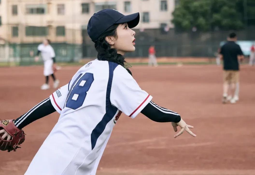 Baseball beauty Yang Zi - iNEWS