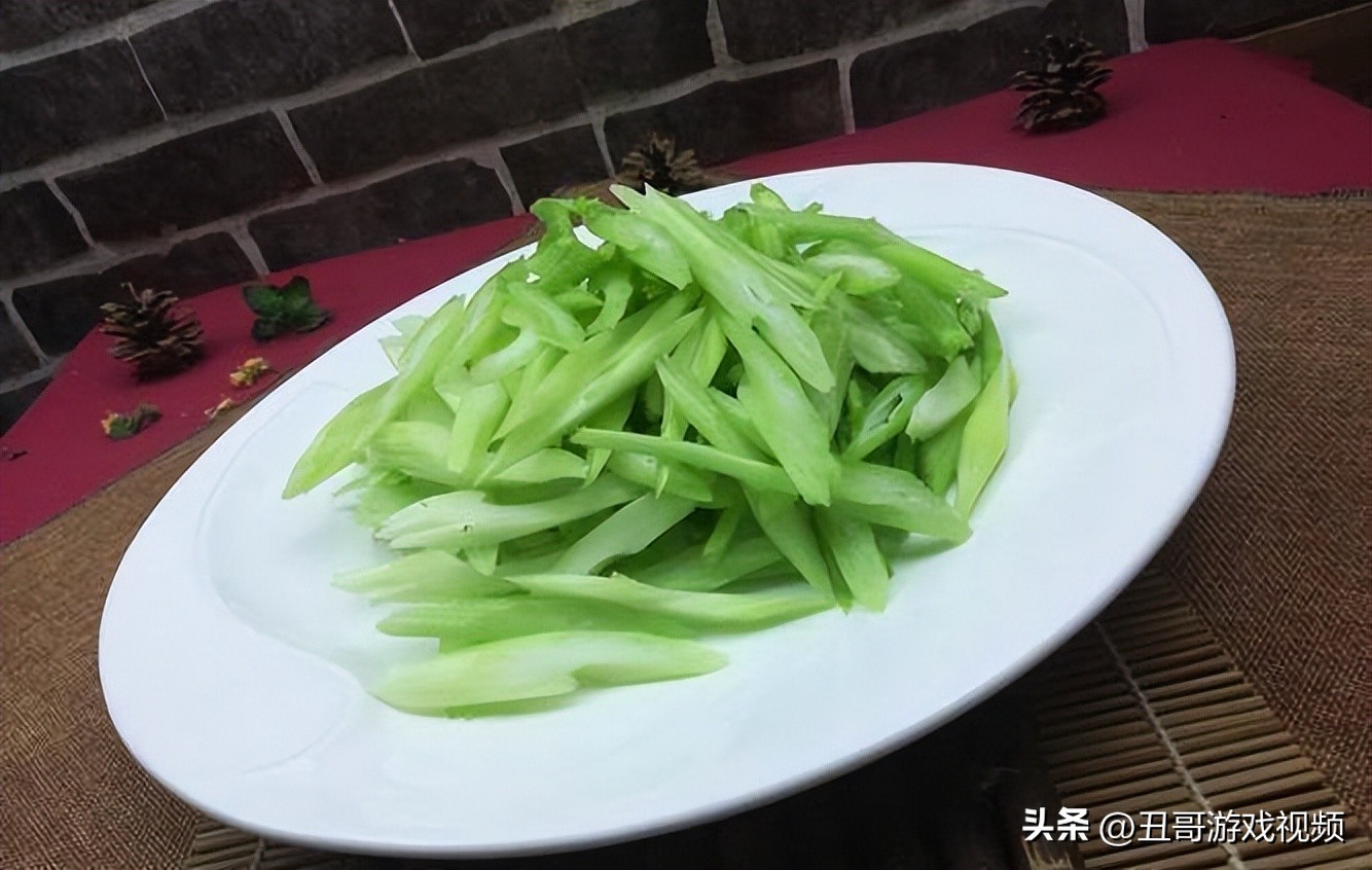 Stir-fried Pork with Celery - iNEWS