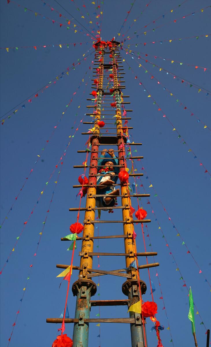 The ethnic group wandering in the mountains of swords and seas of fire ...