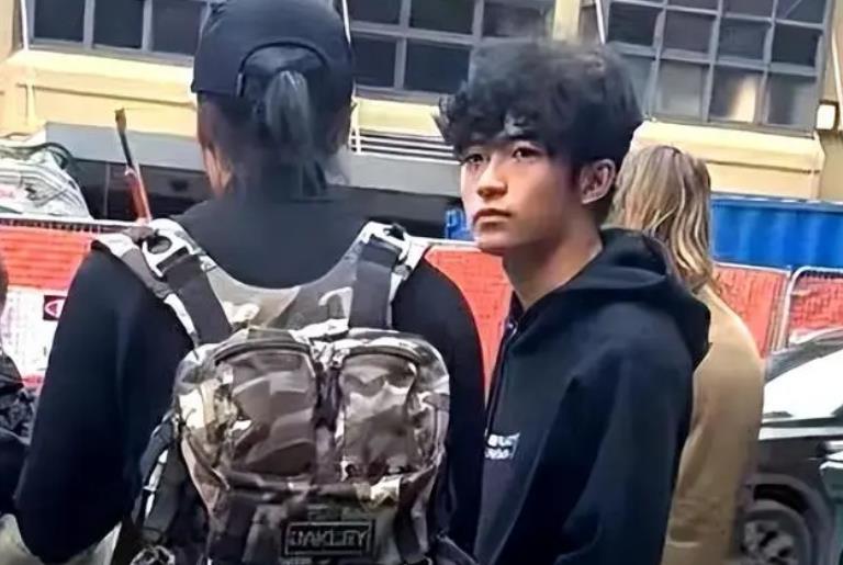 Nicholas Tse and his son returned to Hong Kong with a high profile. The ...