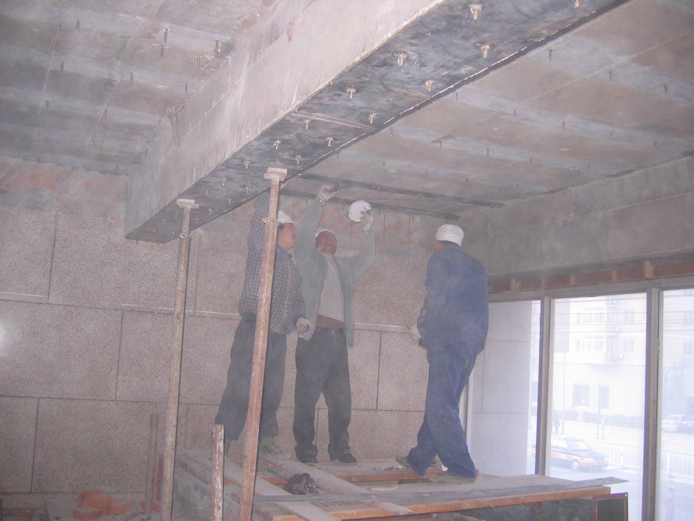 The steel bar on the beam was accidentally broken during the decoration ...