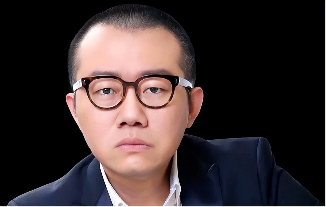 45-year-old Tu Lei kicks people in the street, with a fierce expression ...