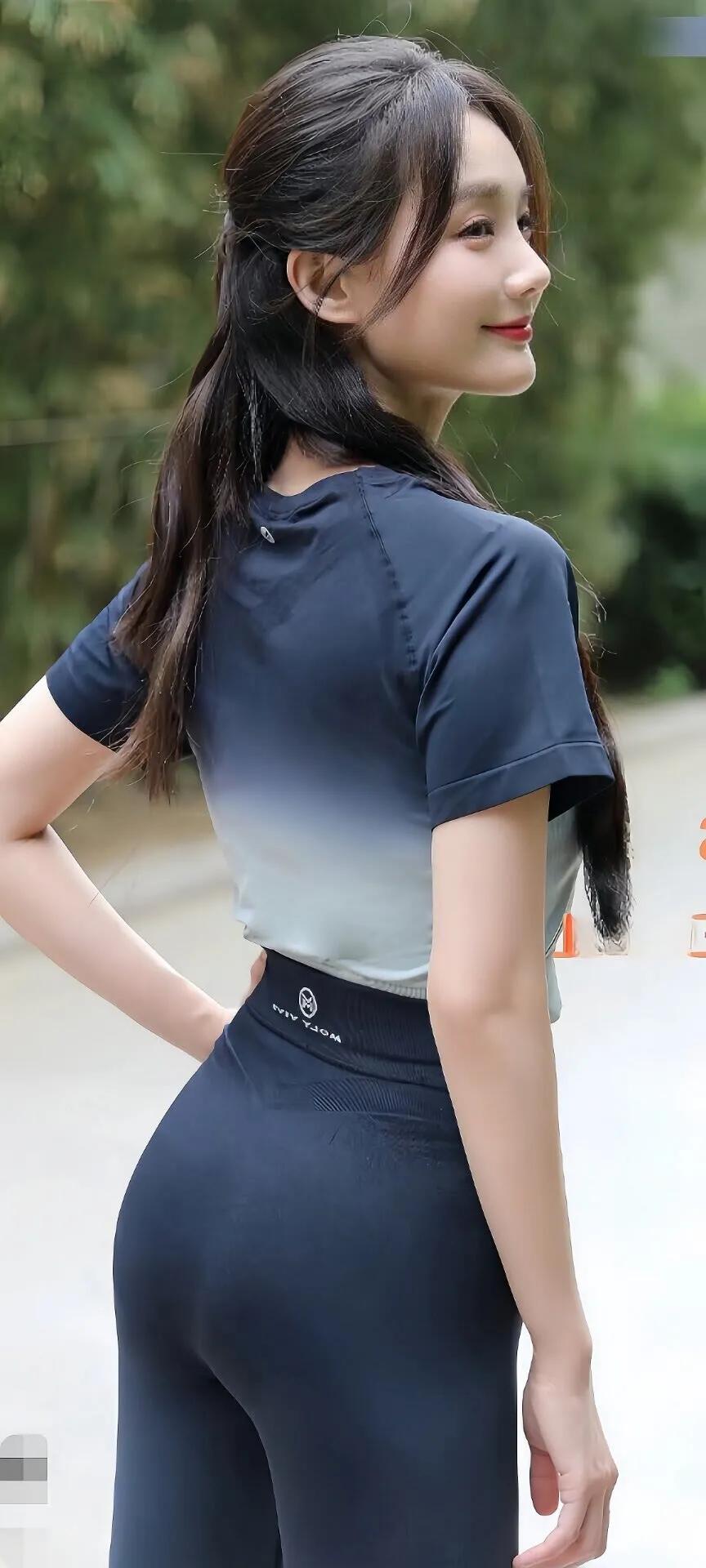 Li Yitong wears jeans, perfect interpretation of good figure - iNEWS