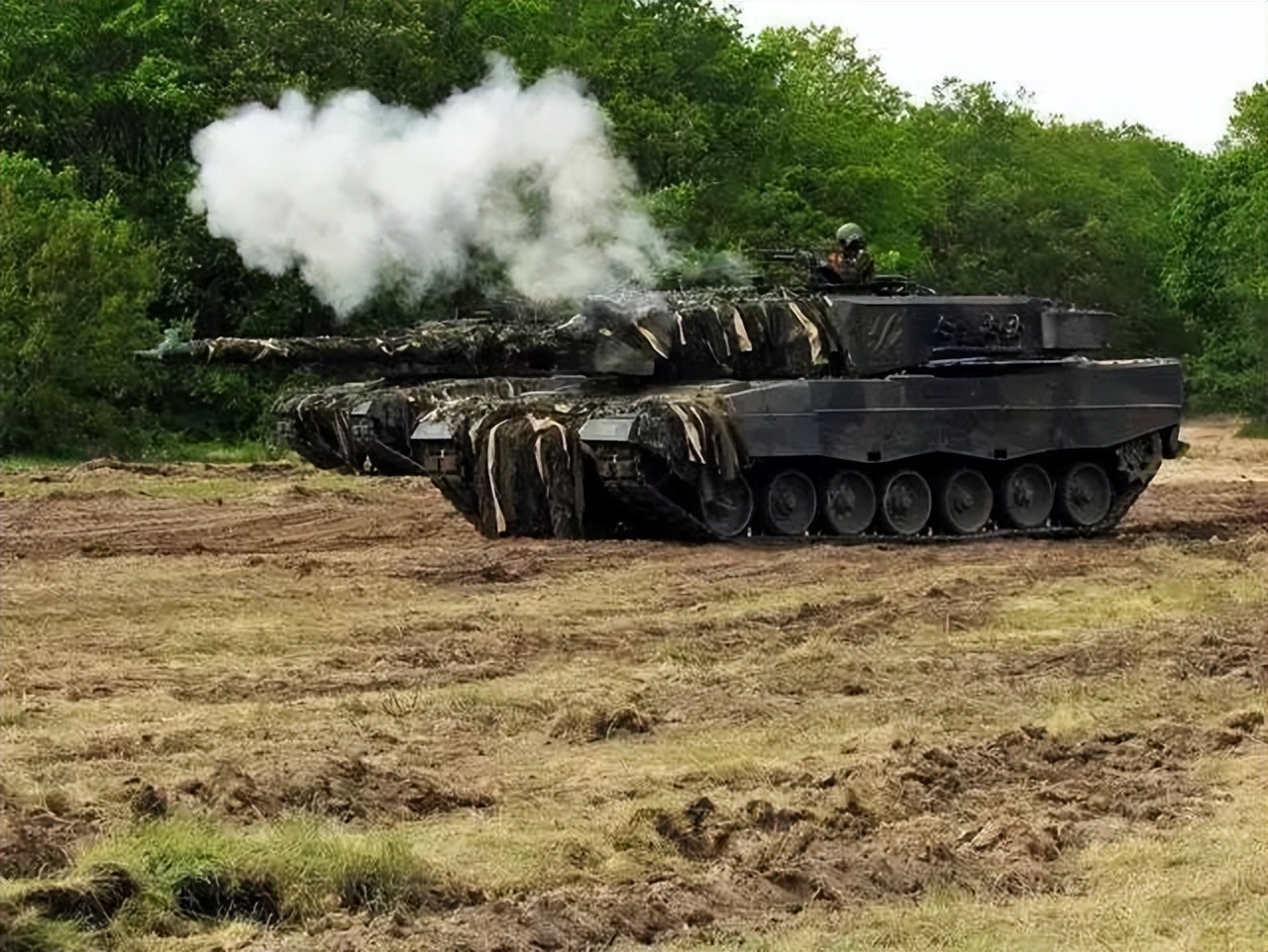 A large amount of equipment such as the "Leopard 2A6" main battle tank ...