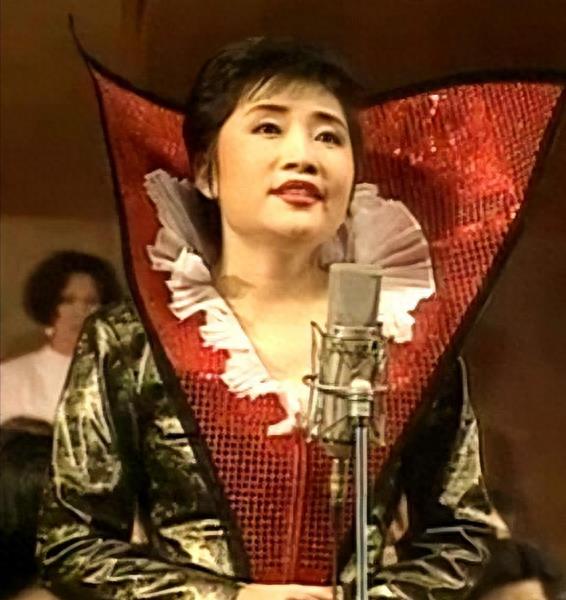 She is the original singer of "Qinghai-Tibet Plateau", but she became a ...